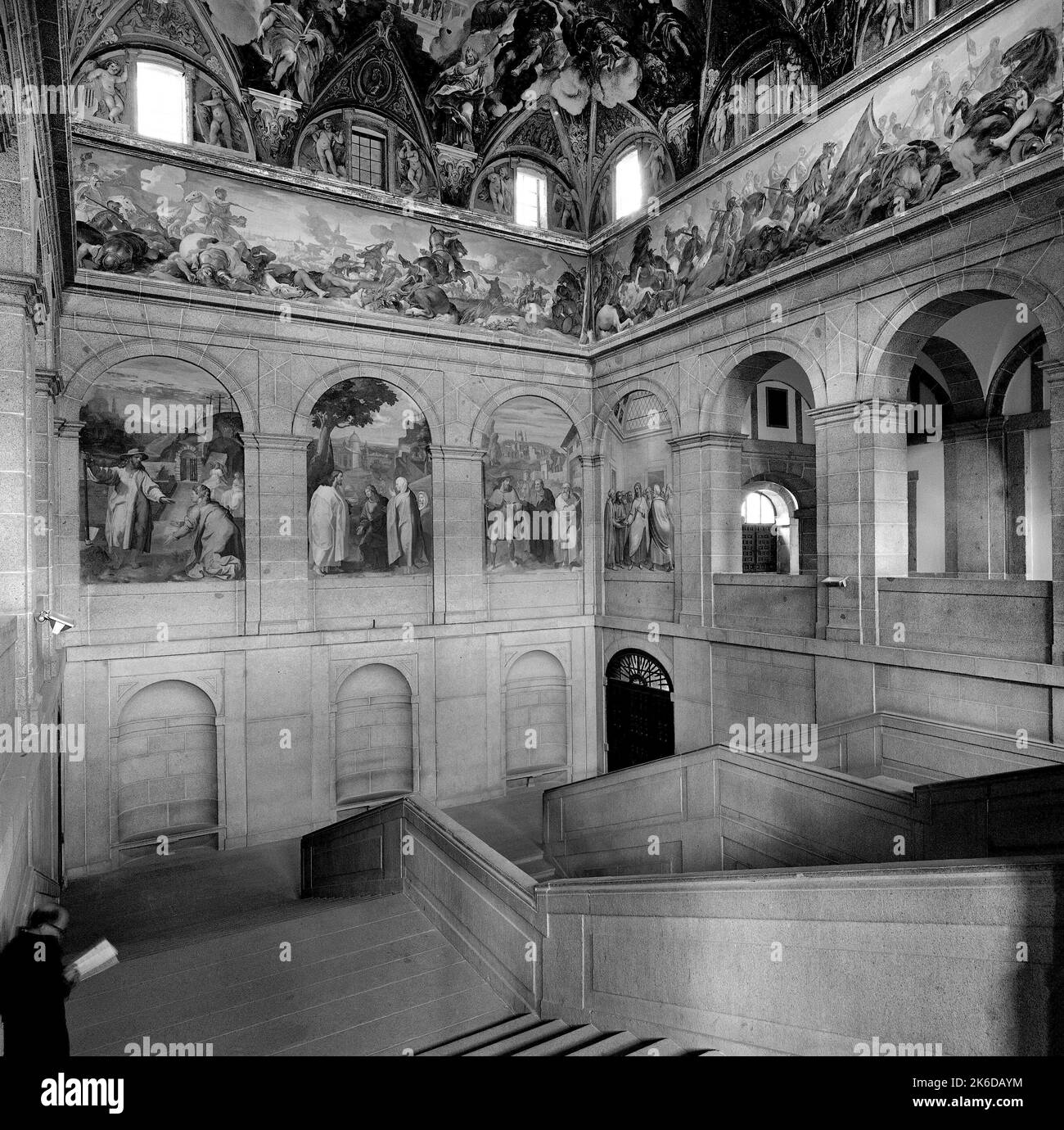 ESCALERA PRINCIPAL DEL MONASTERIO DEL ESCORIAL CON PINTURAS DE LUCA ...