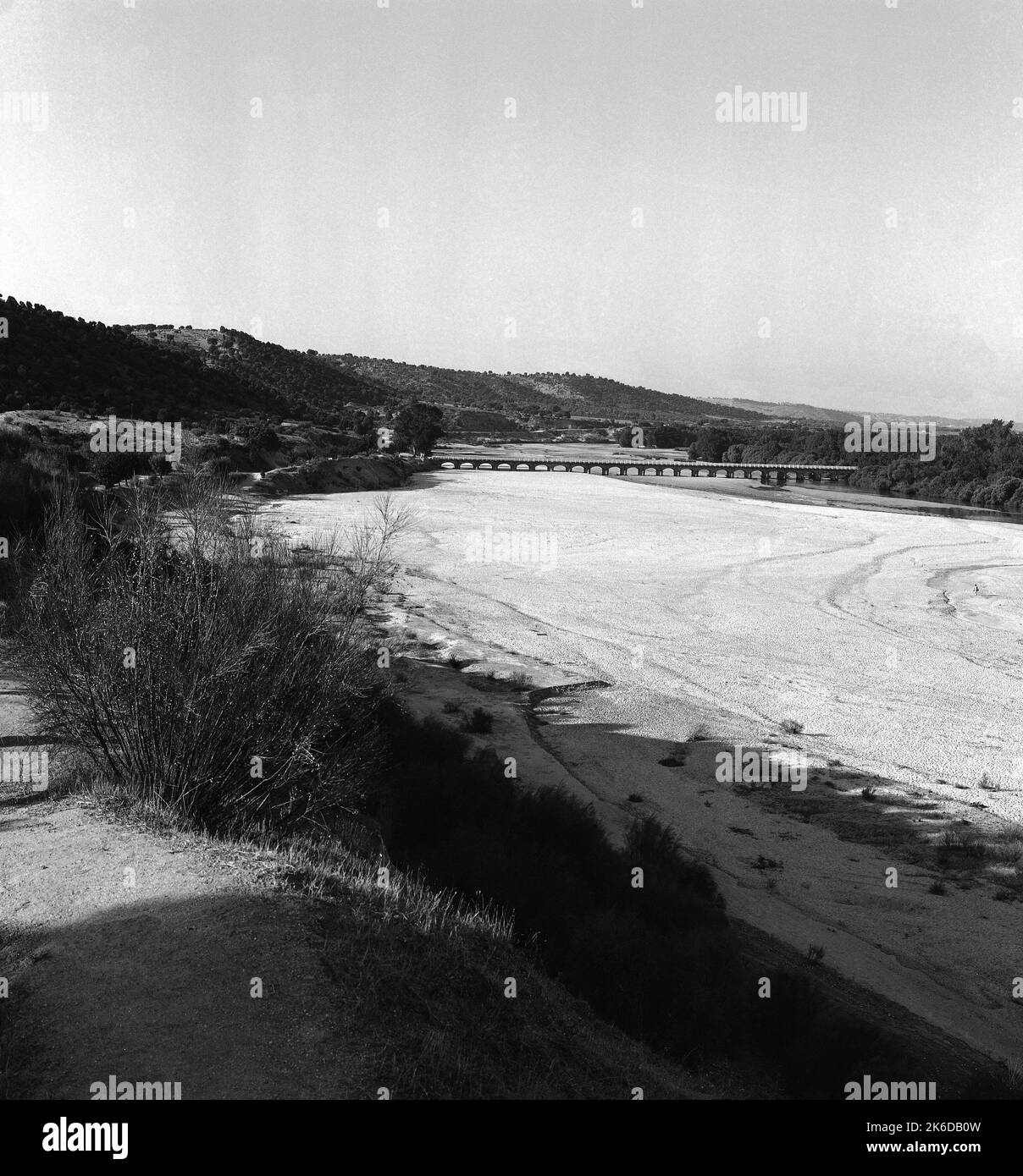 CAUCE DEL RIO PERALES AL FONDO EL PUENTE DE LA PEDRERA Y EL RIO ...