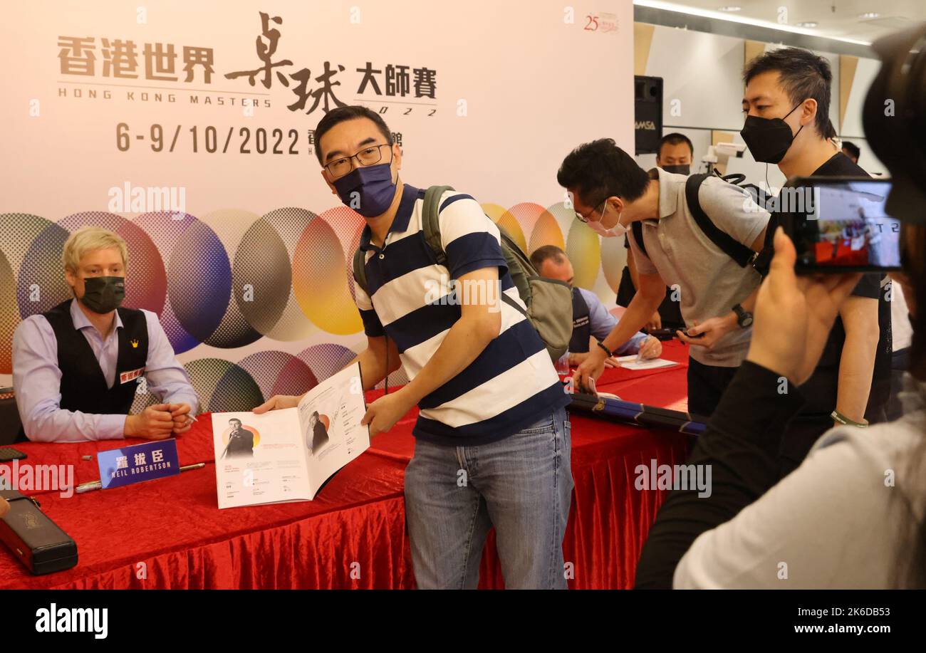 Neil Robertson signs autographs for snooker fans after the 1st quarter ...