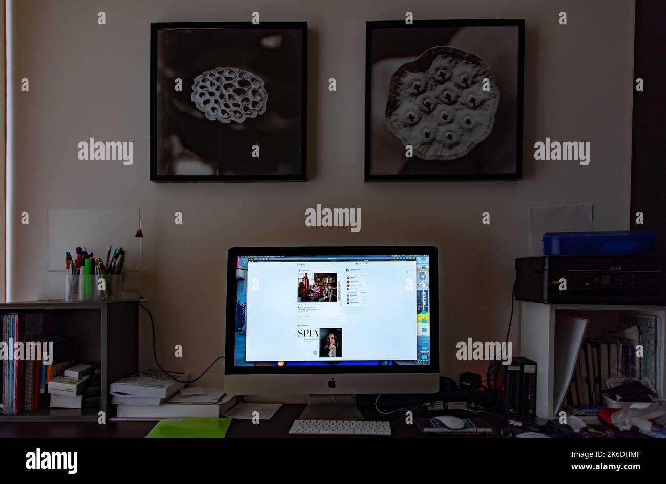 Desk computer photo frame hi-res stock photography and images - Alamy