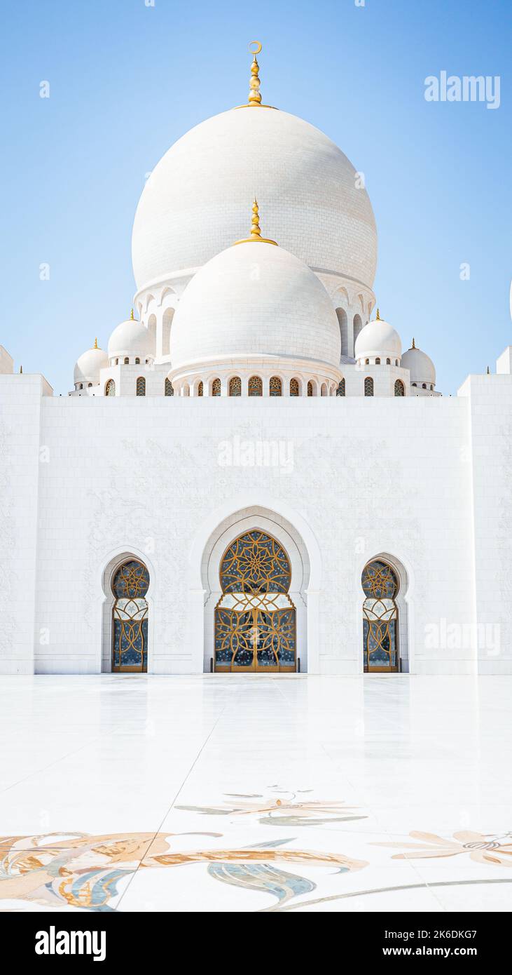 A vertical shot of the Sheikh Zayed Grand Mosque in Abu Dhabi Stock ...