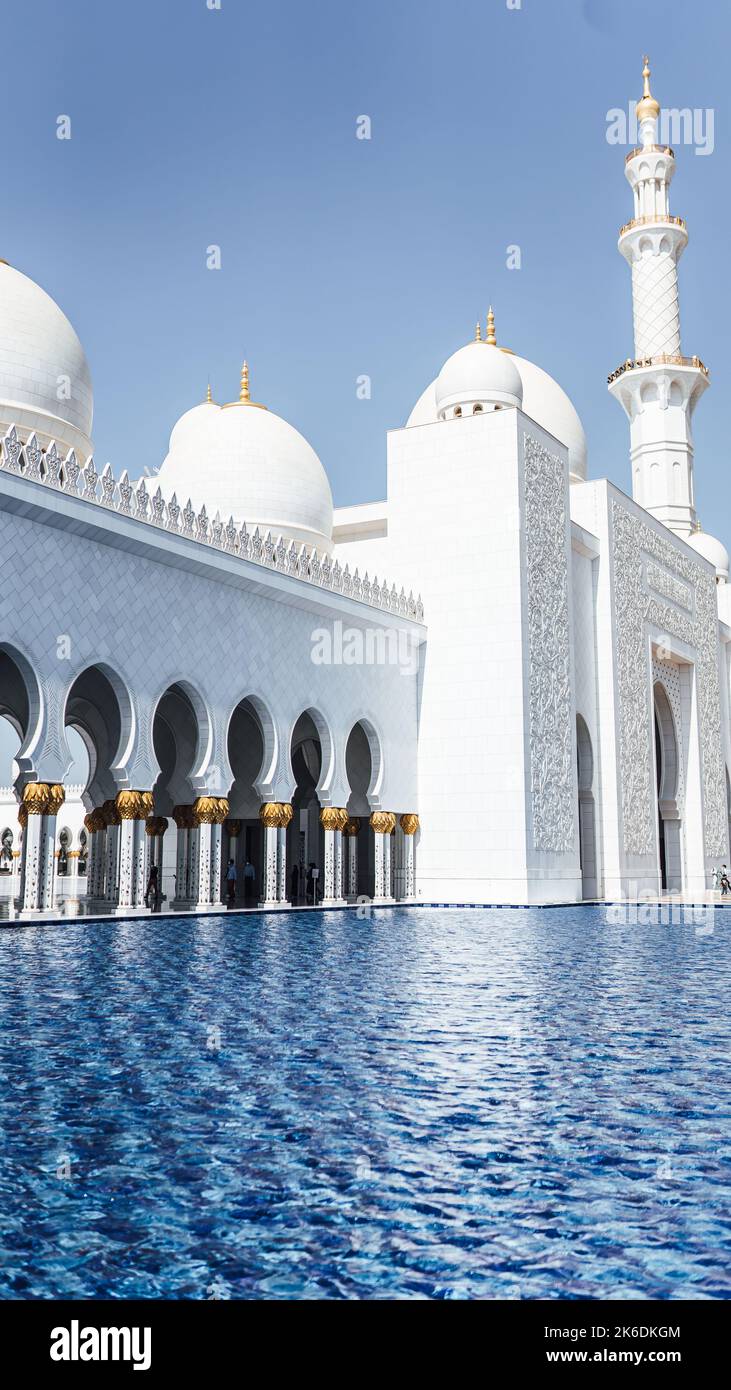 A vertical shot of the Sheikh Zayed Grand Mosque in Abu Dhabi Stock ...