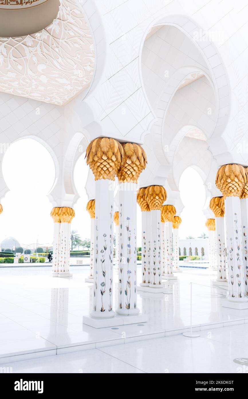 A vertical shot of the Sheikh Zayed Grand Mosque in Abu Dhabi Stock ...