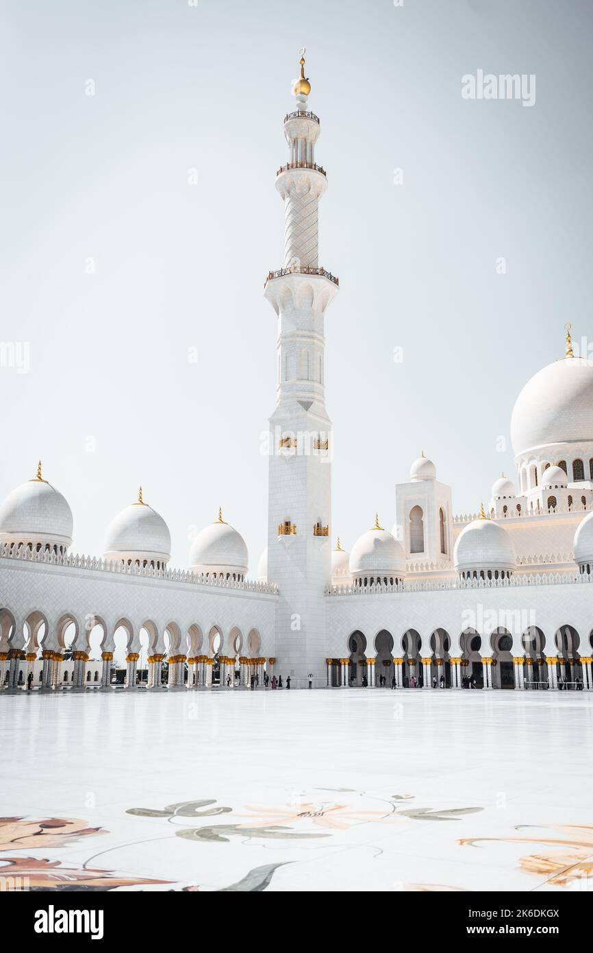 A vertical shot of the Sheikh Zayed Grand Mosque in Abu Dhabi Stock ...