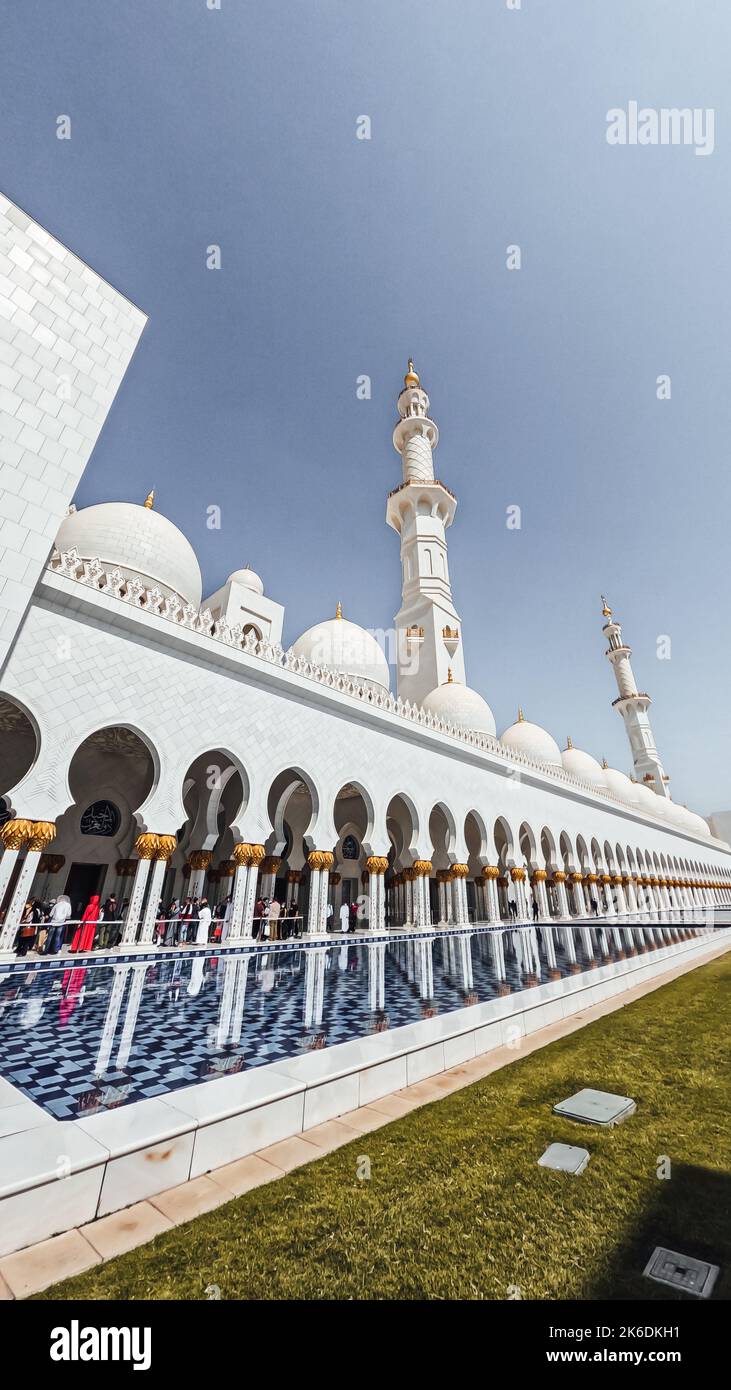 A vertical shot of the Sheikh Zayed Grand Mosque in Abu Dhabi Stock ...