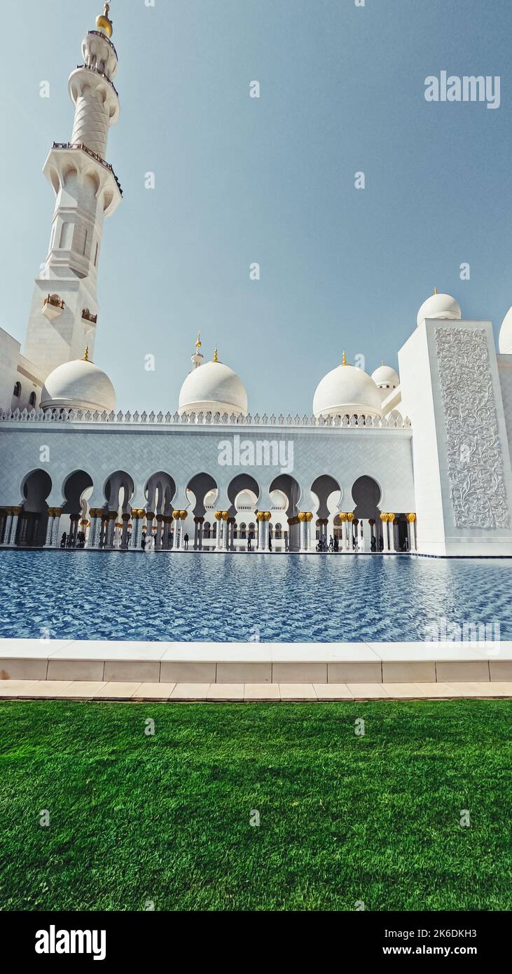 A vertical shot of the Sheikh Zayed Grand Mosque in Abu Dhabi Stock ...
