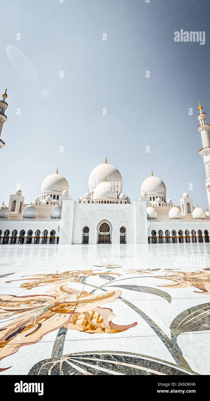 A vertical shot of the Sheikh Zayed Grand Mosque in Abu Dhabi Stock ...