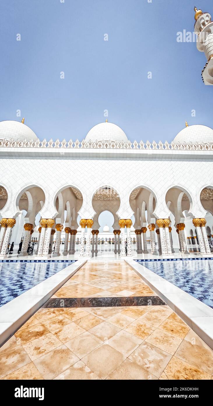 A vertical shot of the Sheikh Zayed Grand Mosque in Abu Dhabi Stock ...