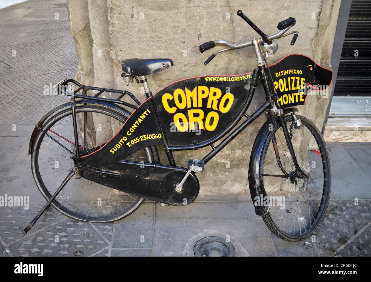 Old gold advert hi-res stock photography and images - Alamy