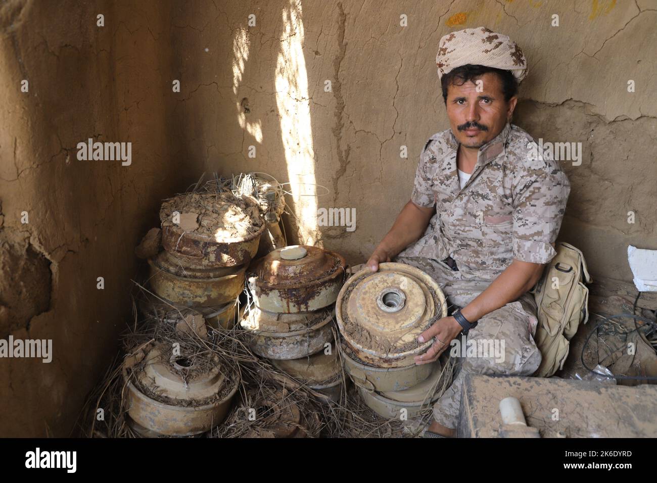 Abs, Yemen. 13th Oct, 2022. A soldier of a demining team shows ...