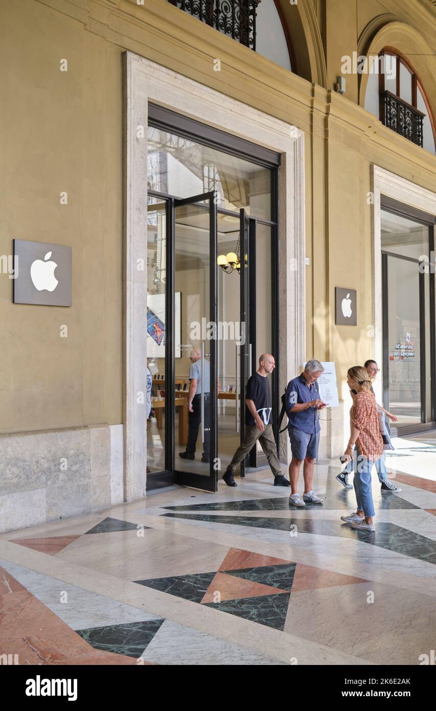Shoppers at the Apple in Piazza della Repubblica Store Florence Italy ...