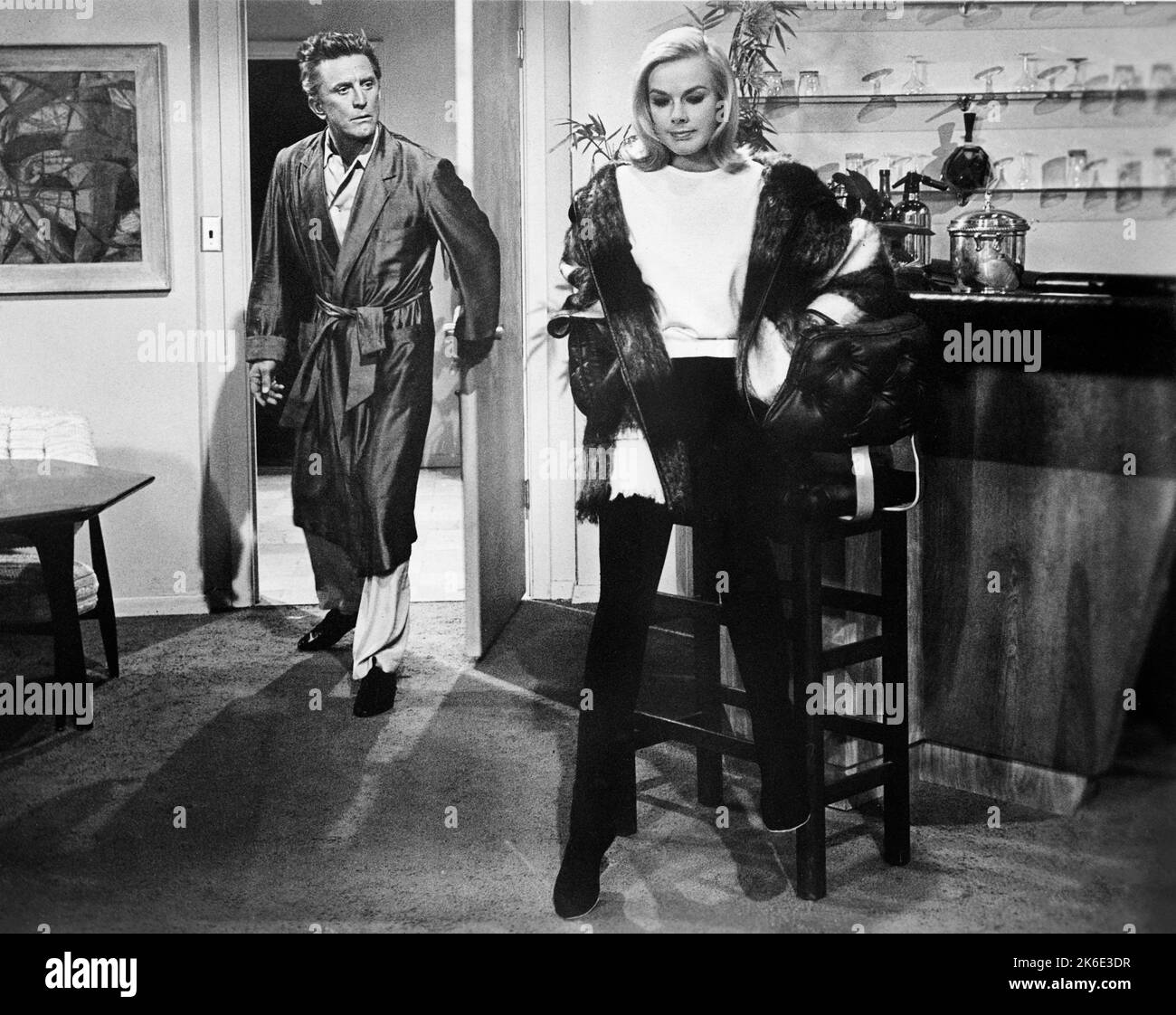 Kirk Douglas, Leslie Parrish, on-set of the Film, "For Love or Money ...