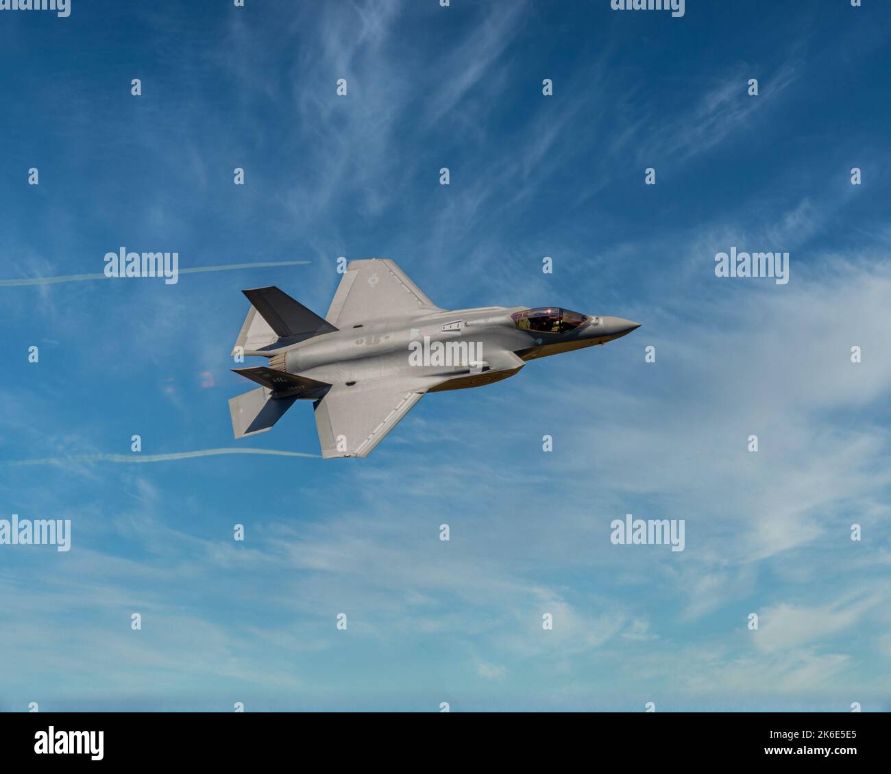 An F35 Raptor plane flying in a blue sky Stock Photo - Alamy