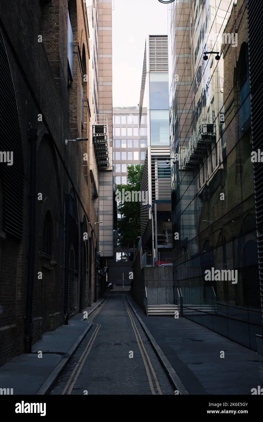 A narrow alley in London between residential buildings Stock Photo - Alamy