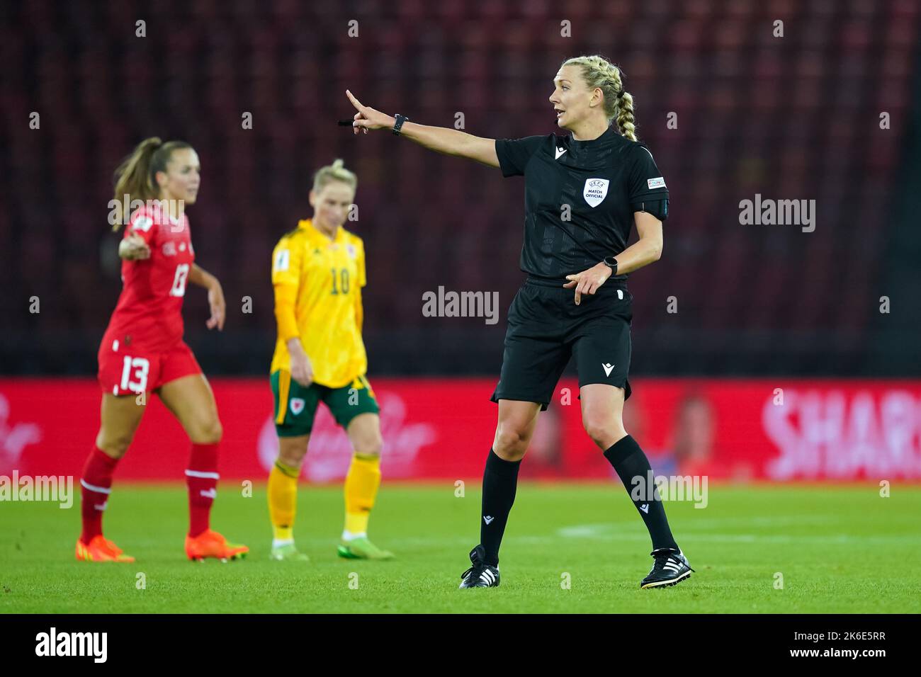 Fifa referee tess olofsson hi-res stock photography and images - Alamy