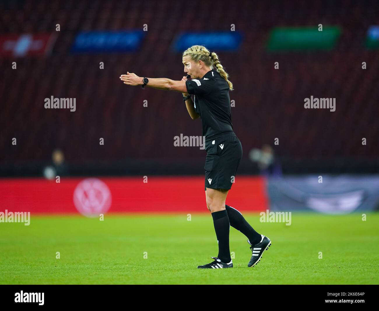 Fifa referee tess olofsson hi-res stock photography and images - Alamy