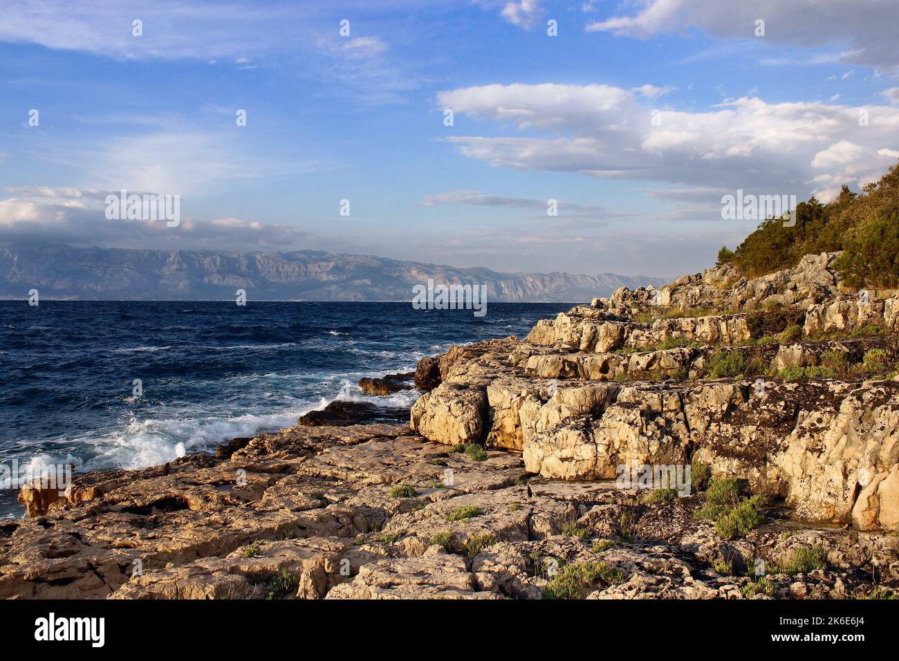 Big rocks wavy sea hi-res stock photography and images - Alamy
