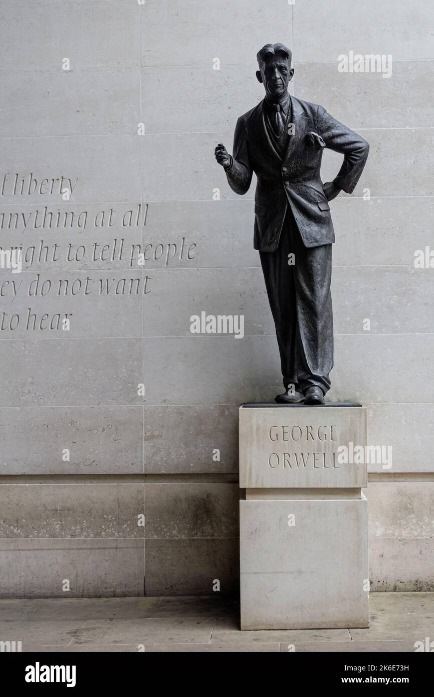 British novelist statue hi-res stock photography and images - Alamy