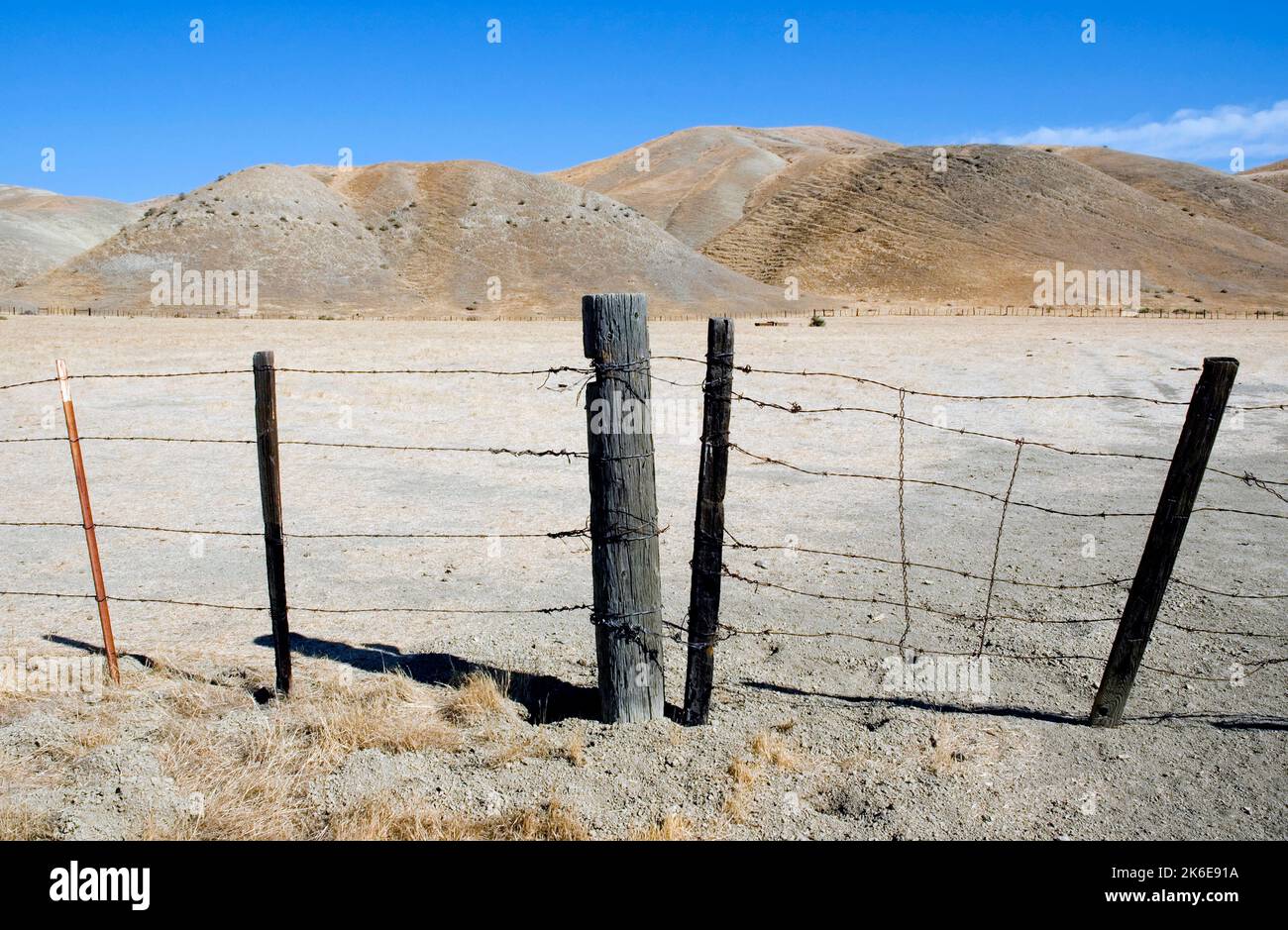 Us desert barbed wire hi-res stock photography and images - Alamy