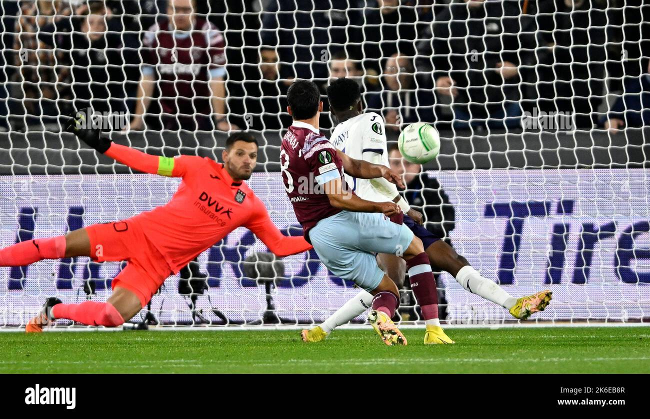 Football stadium wide shot hi-res stock photography and images - Alamy