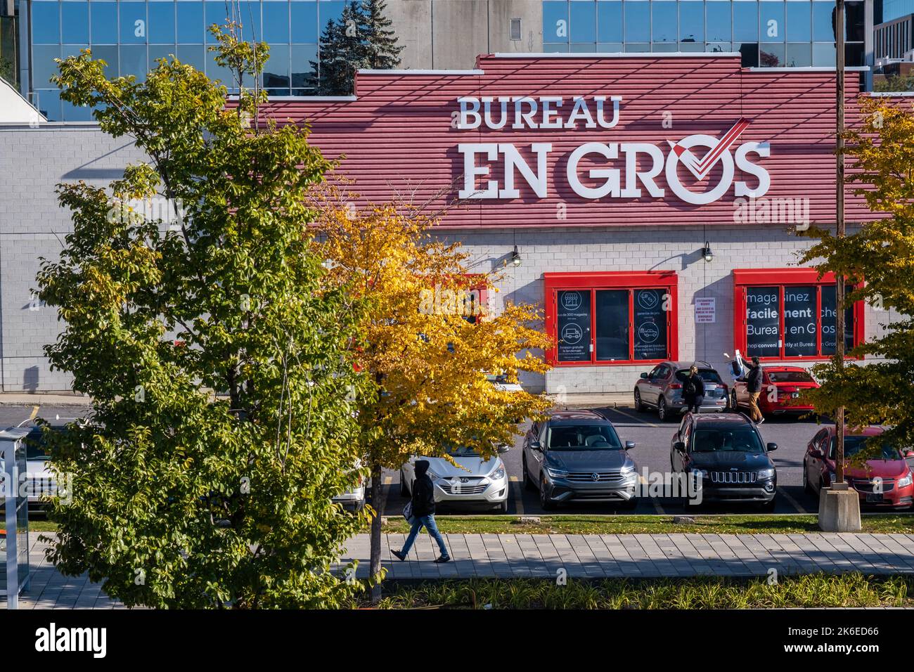 Montreal, CA - 11 October 2022: Entrance of a Bureau En Gros (Staples ...