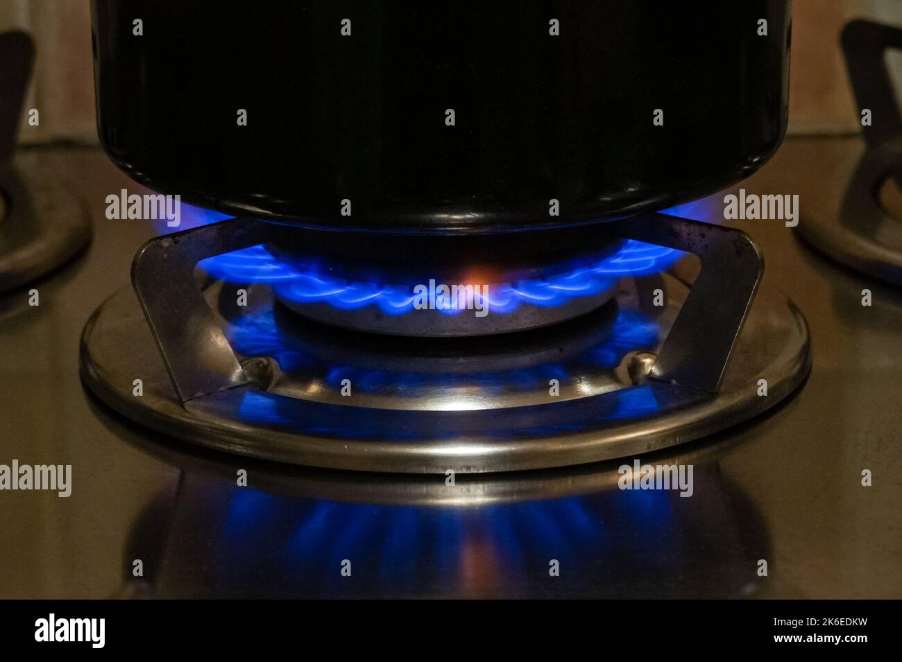 Blue gas flames burning on a gas hob burner, kitchen gas cooker Stock ...