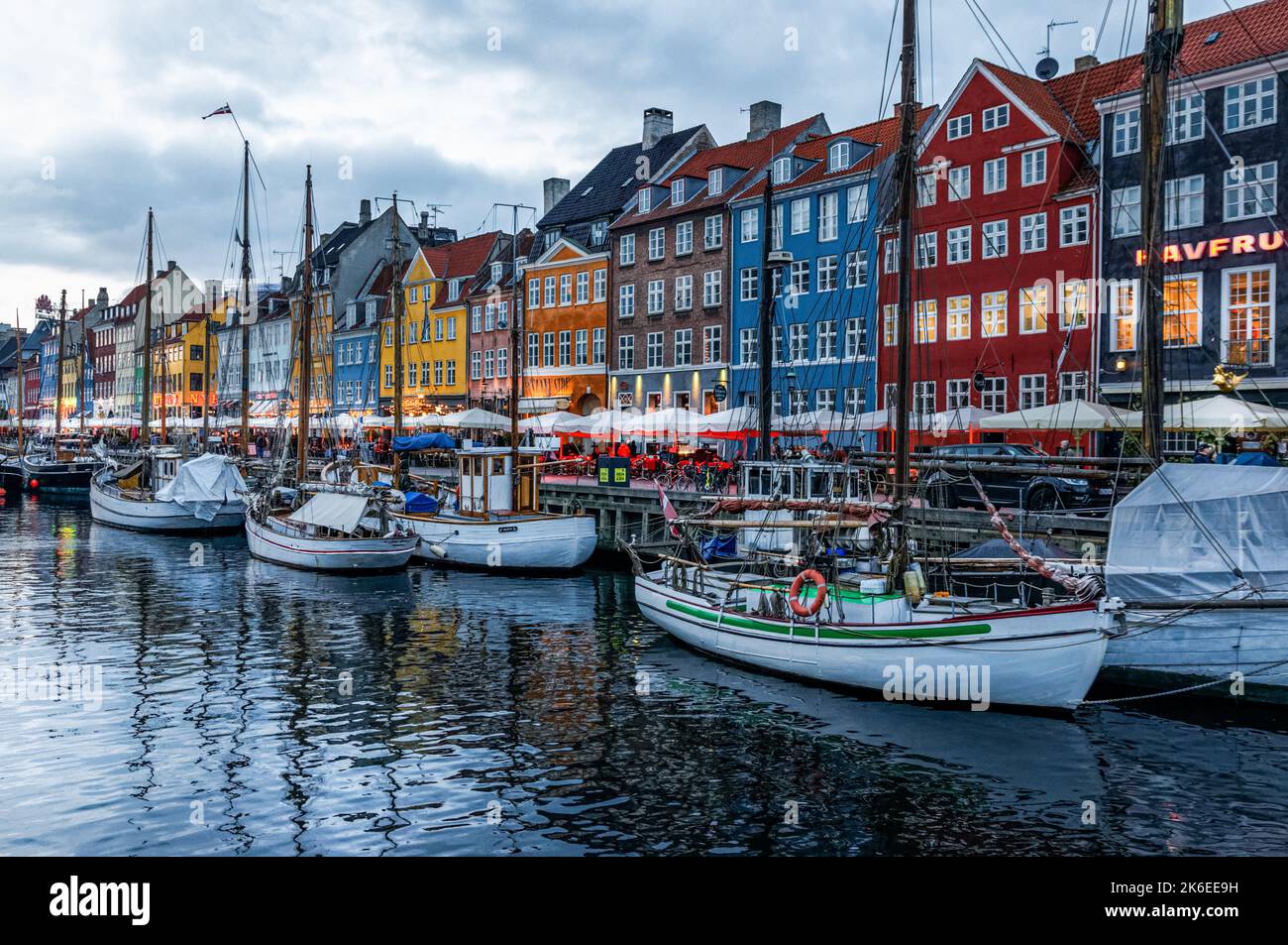 Colourful townhouses along Nyhavn canal in Copenhagen, Denmark Stock ...