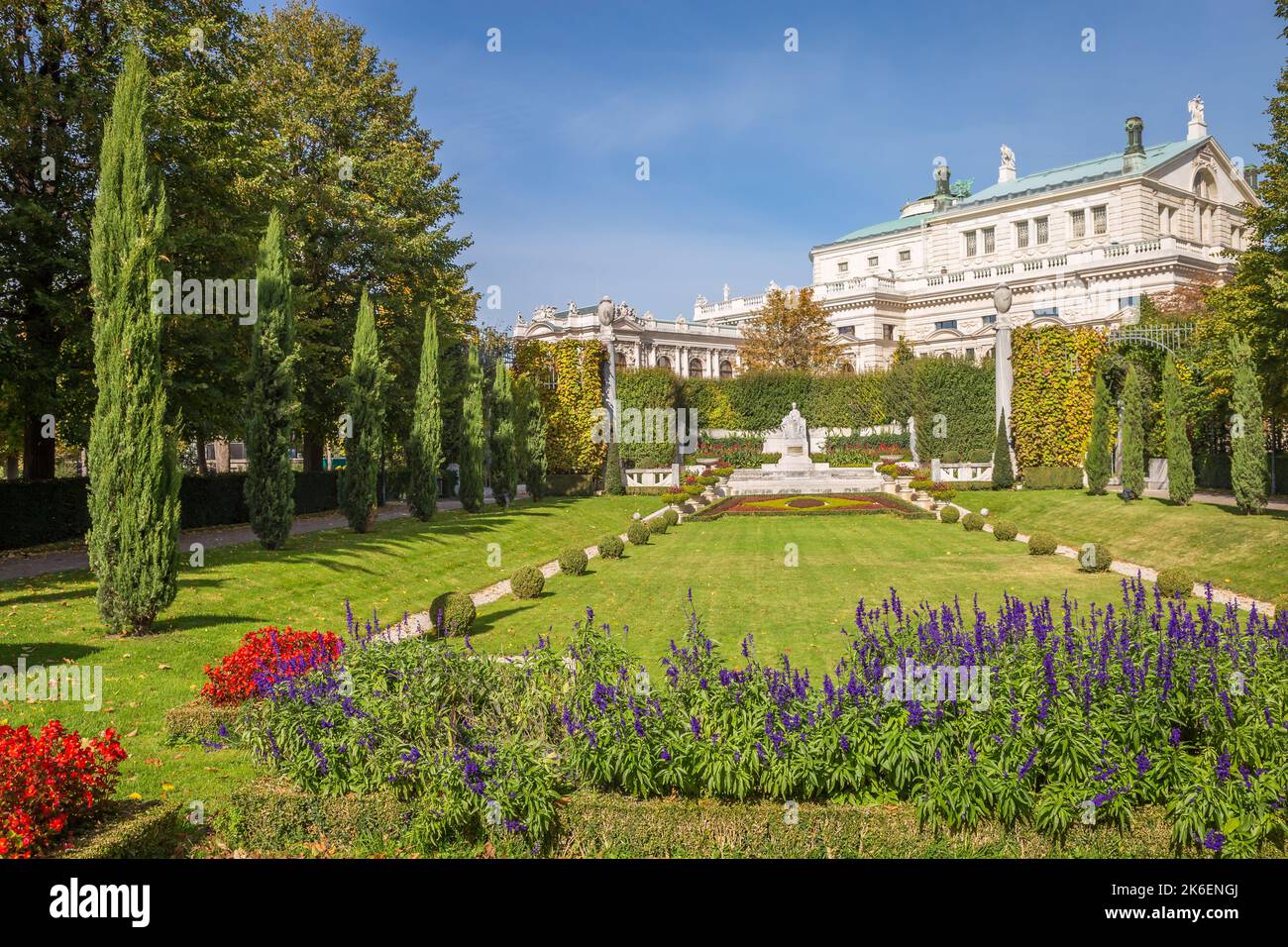 Volksgarten park and Burg theatre in Vienna at sunny springtime ...