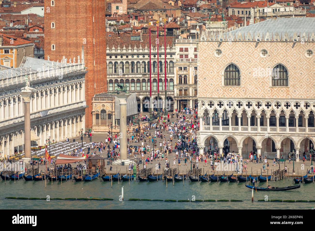 Square from above hi-res stock photography and images - Alamy