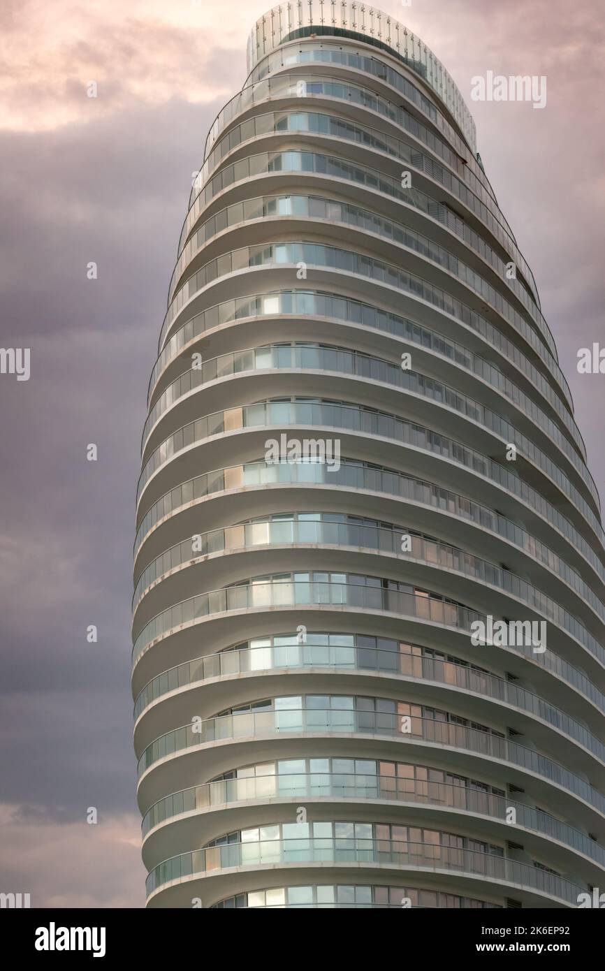 Modern skyscraper photo hi-res stock photography and images - Alamy