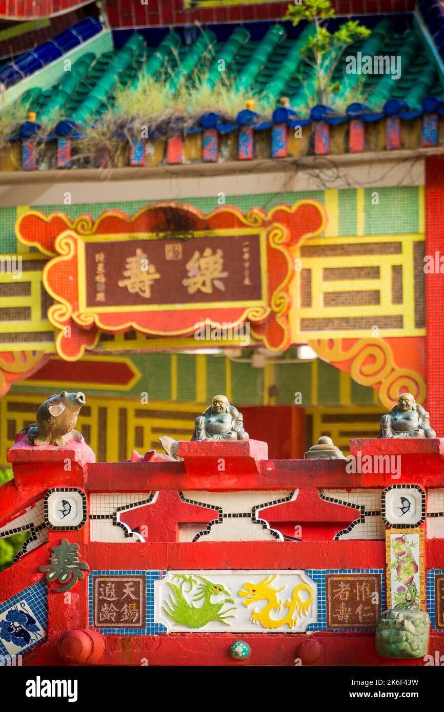 Detail of the decoration and statuary of the Longevity Bridge and ...