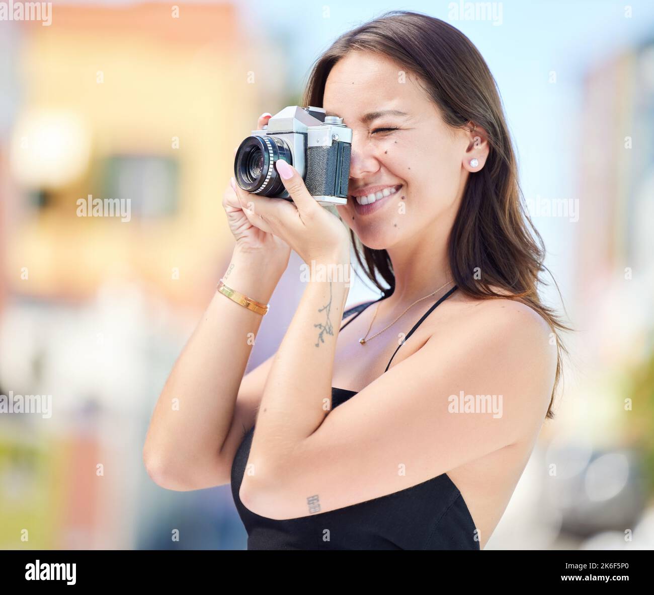 Female photographer photoshoot hi-res stock photography and images - Alamy