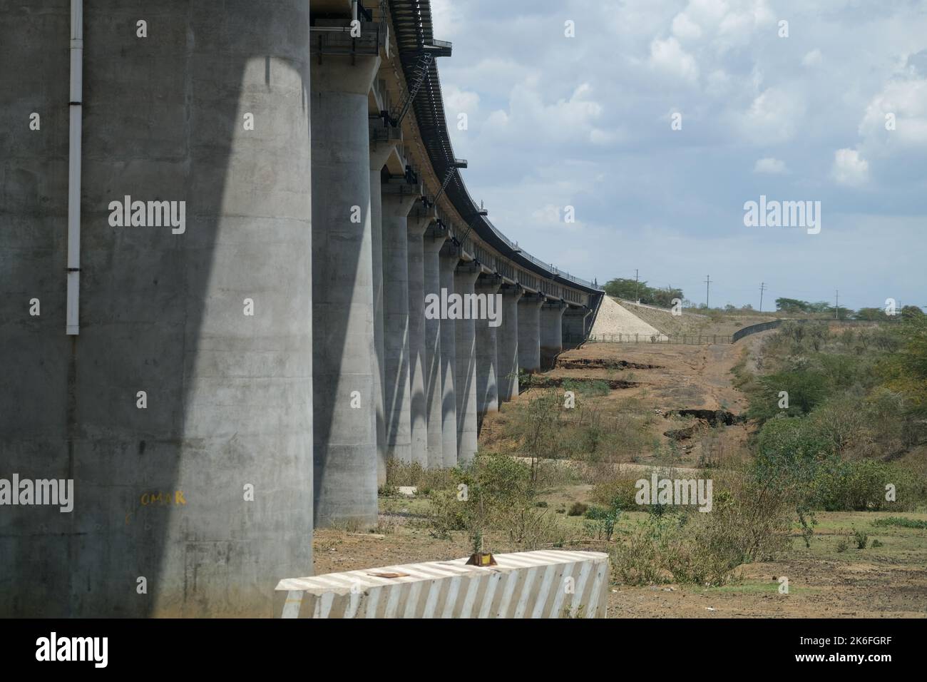 Concrete pillars under railroad hi-res stock photography and images - Alamy