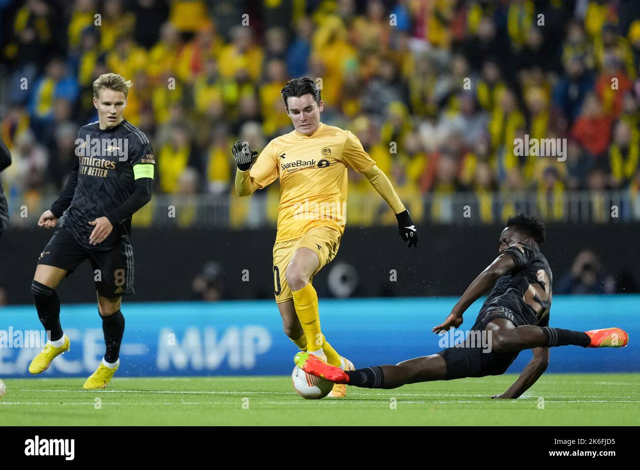 Bodø 20221013.Bodoe/Glimt's Hugo Vetlesen in a duel with Arsenal's ...