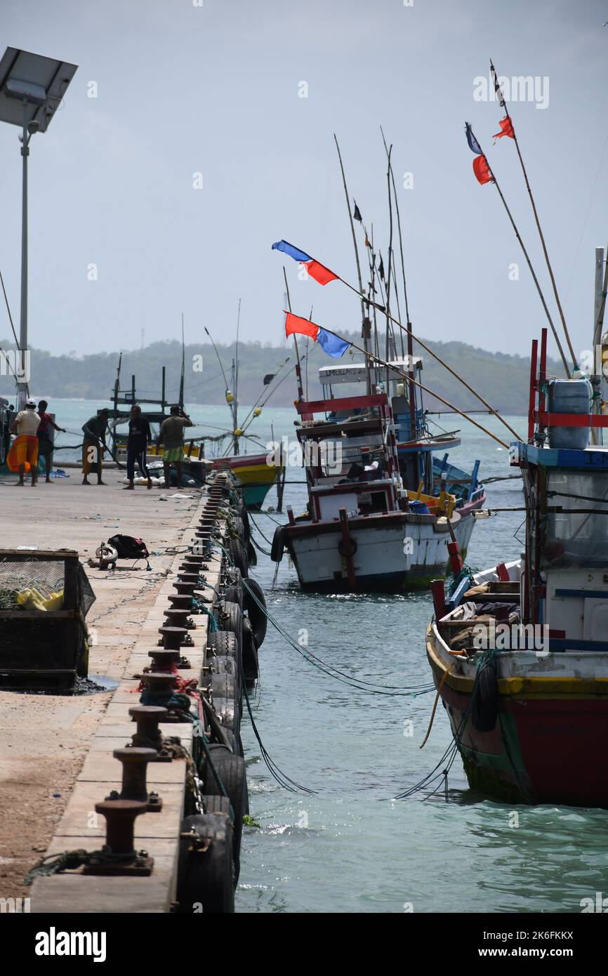 ship is unloading its cargo to the harbour Stock Photo - Alamy