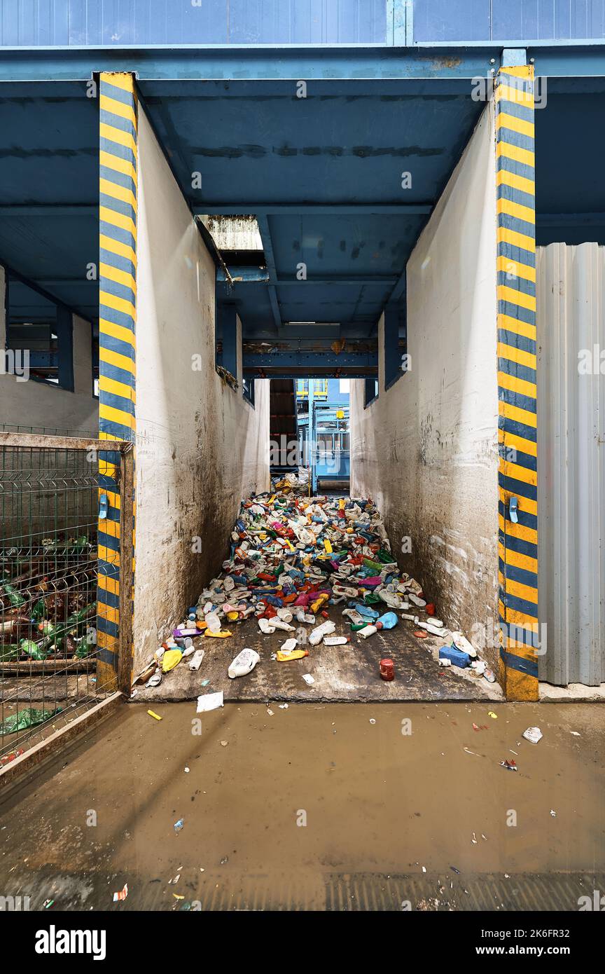 Accumulative hopper for plastic bottles, jars, disposable tableware ...