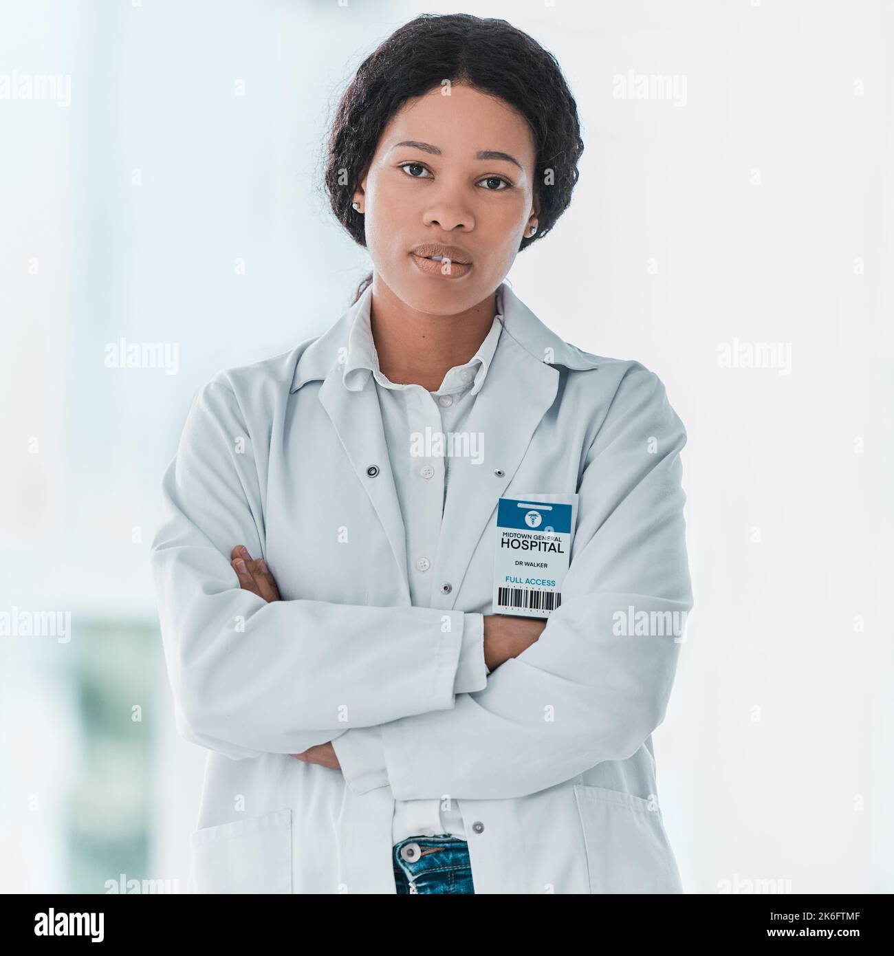 African female doctor with arms crossed hi-res stock photography and images - Alamy