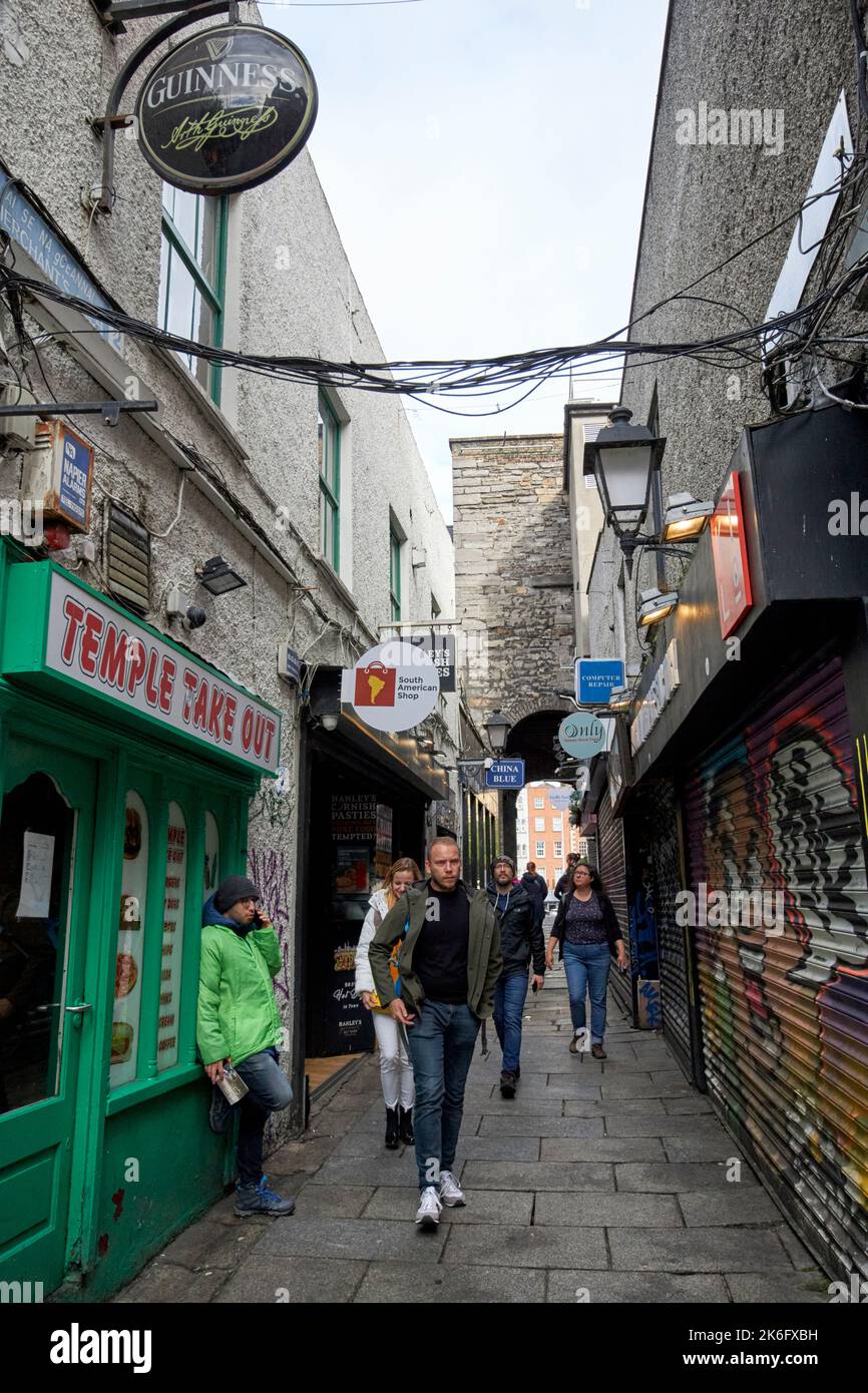 merchants arch narrow laneway old city street temple bar dublin ...