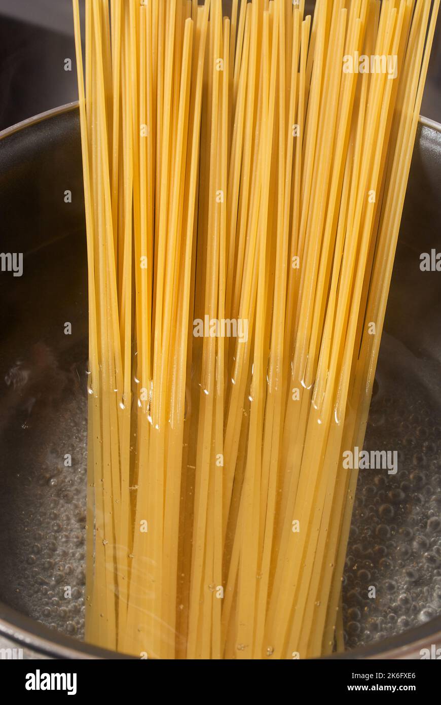 Cooking spaghetti in a pot of boiling water Stock Photo - Alamy