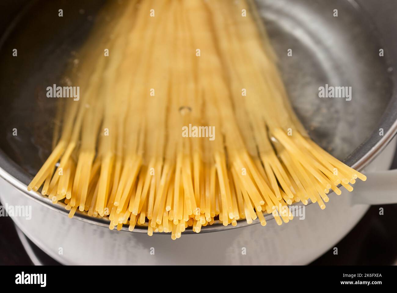 Cooking spaghetti in a pot of boiling water Stock Photo - Alamy