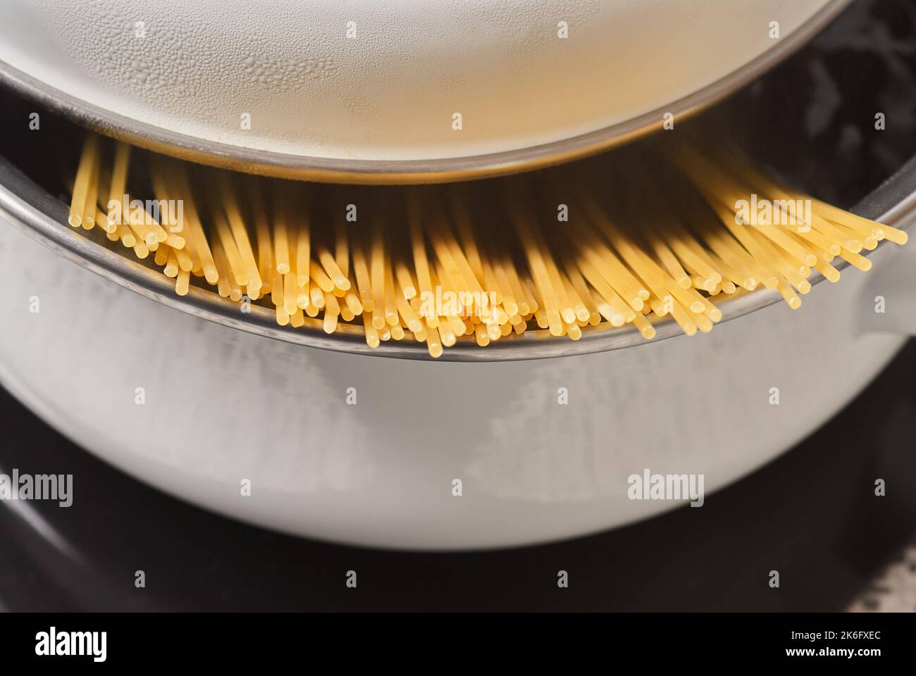 Cooking spaghetti in a pot of boiling water Stock Photo - Alamy