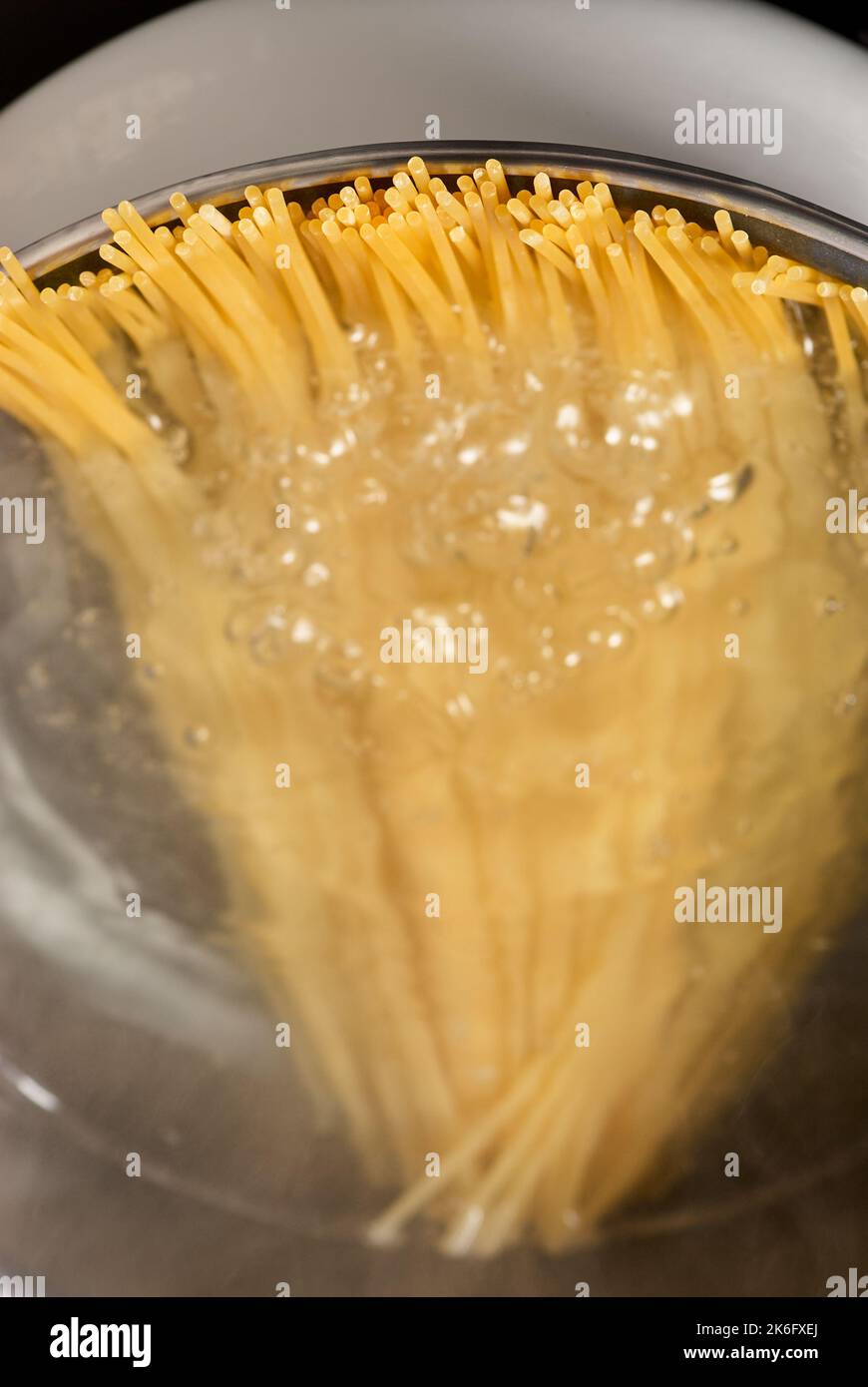 Cooking spaghetti in a pot of boiling water Stock Photo - Alamy