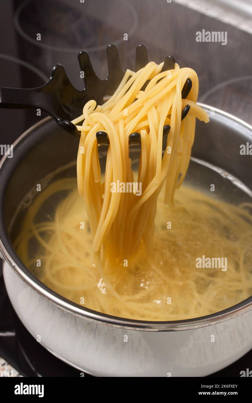 Cooking spaghetti in a pot of boiling water Stock Photo - Alamy