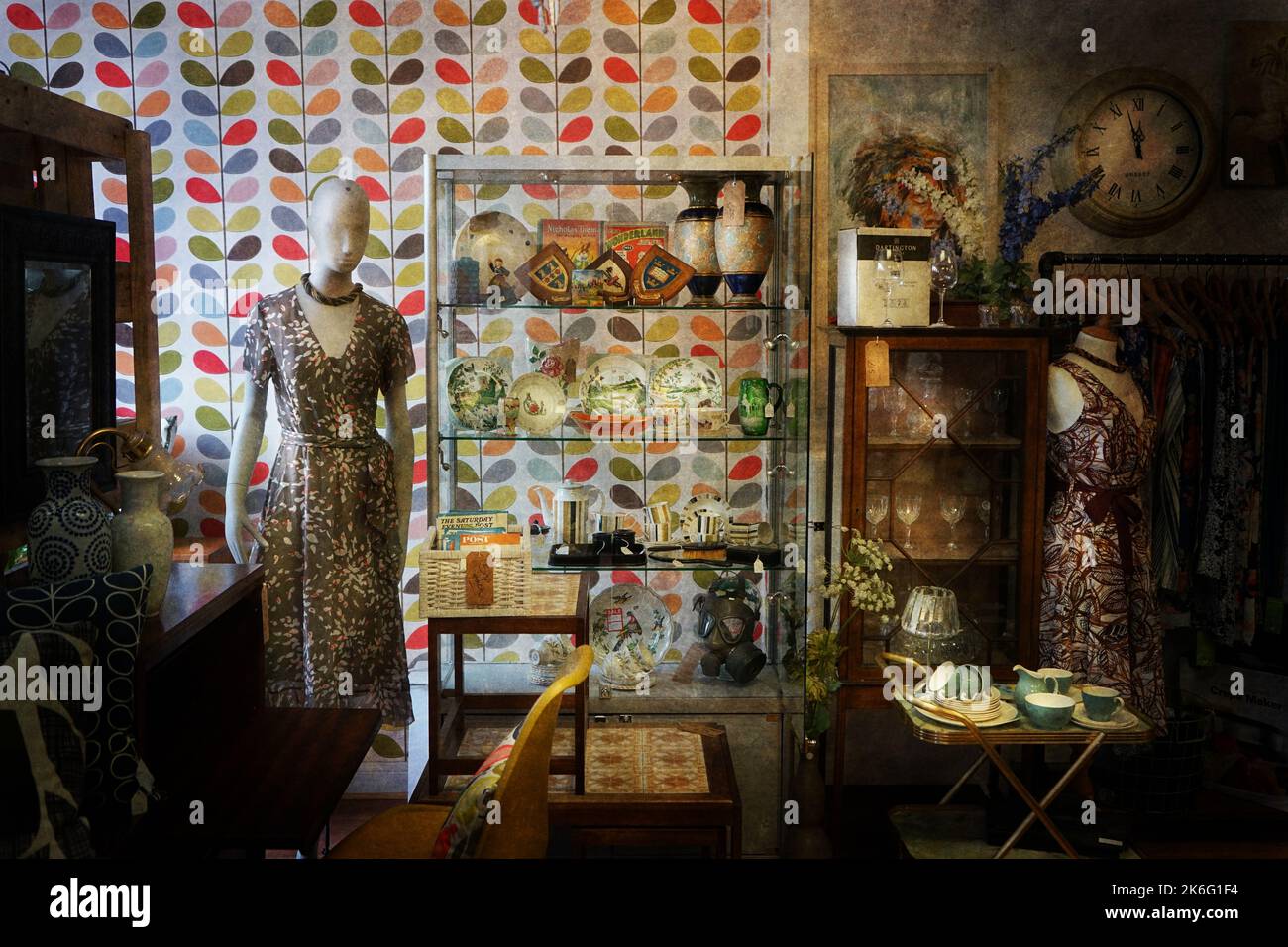 Empty dark shop interior hi-res stock photography and images - Alamy