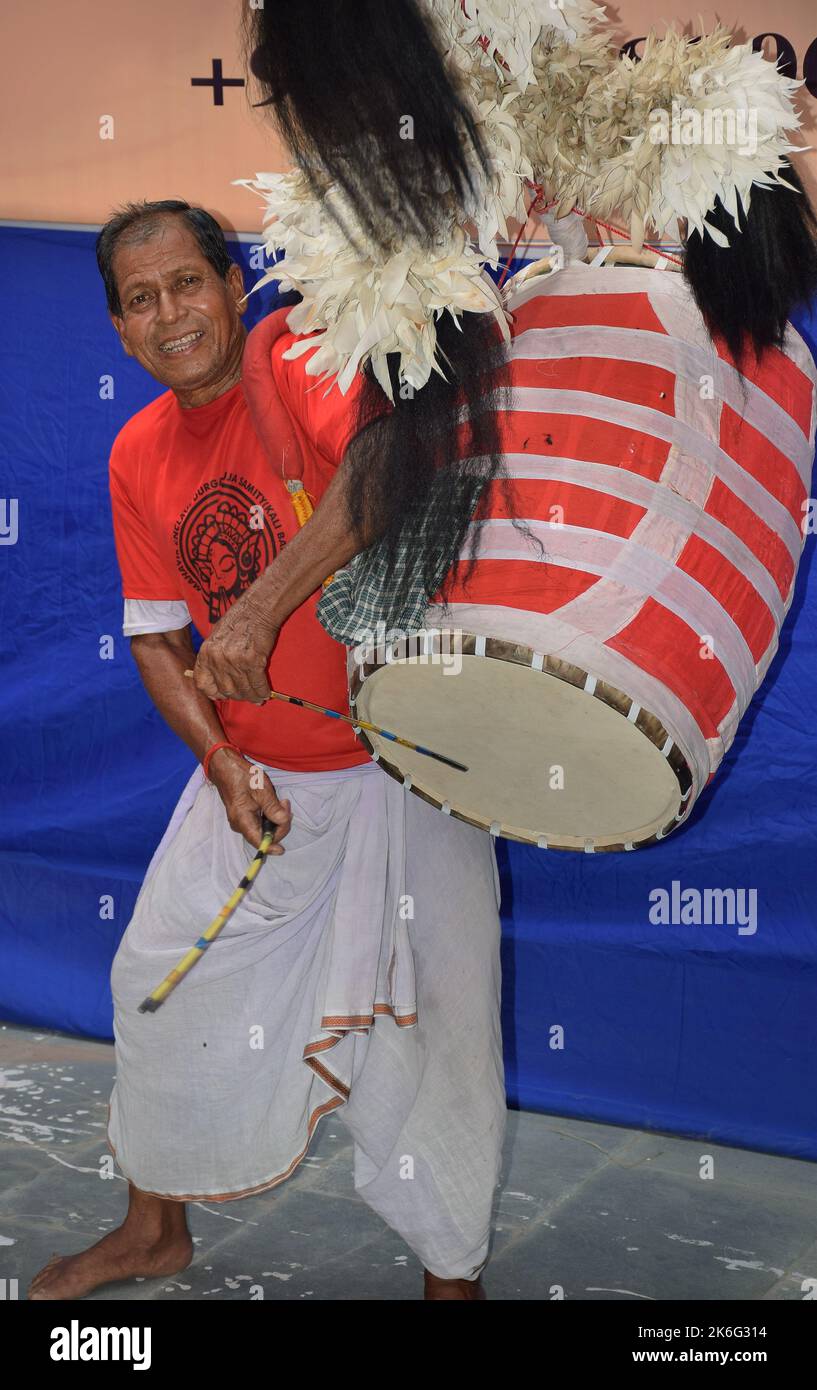 Dhaki playing dhak hi-res stock photography and images - Alamy