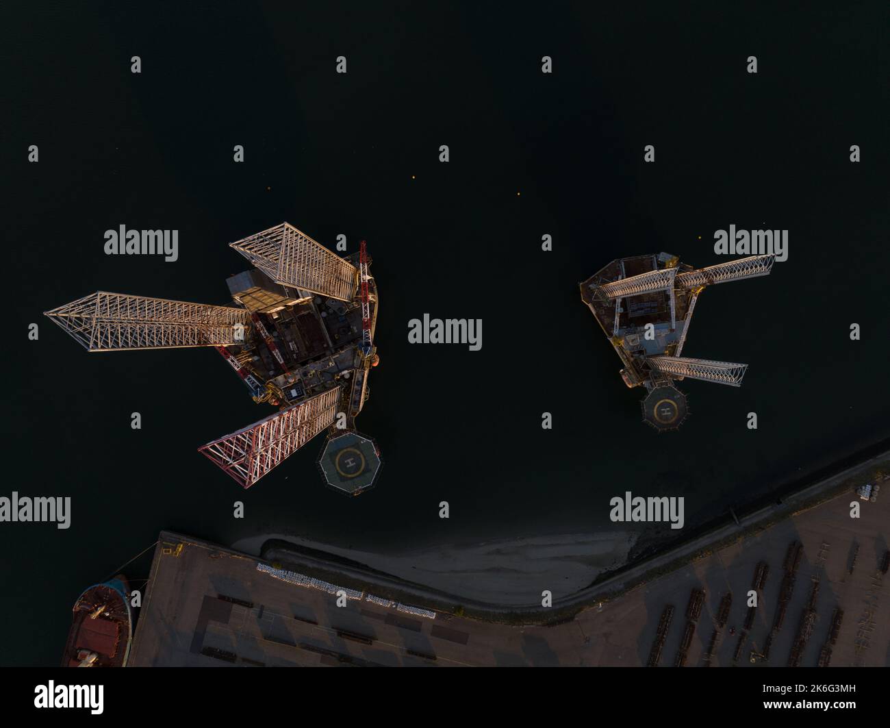 Offshore floating installation sea platform petroleum gas seabed ocean ...