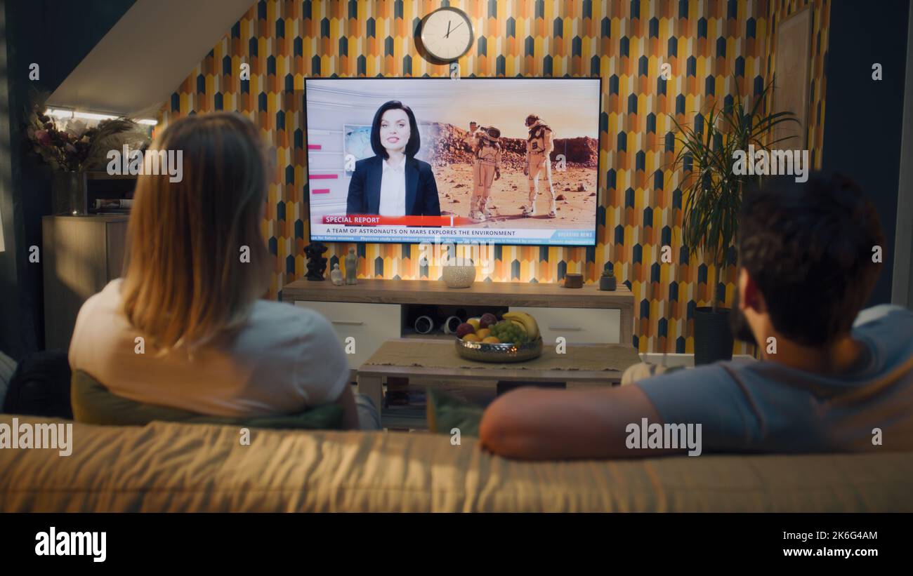 Family watching tv on mars hi-res stock photography and images - Alamy