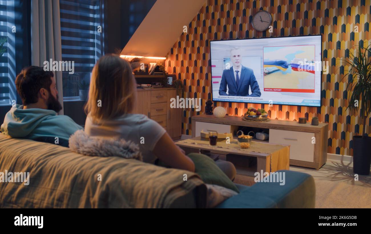 Couple in conflict home woman hi-res stock photography and images - Alamy