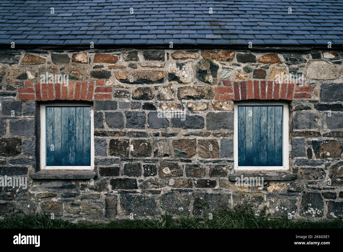Windows stone house hi-res stock photography and images - Alamy