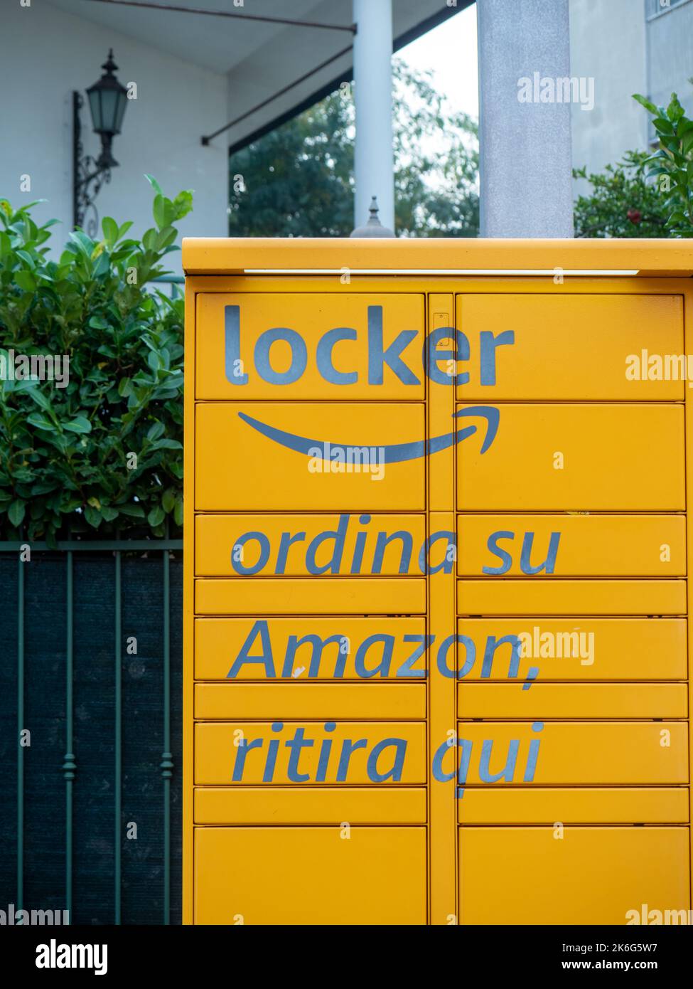 Amazon locker kiosk hi-res stock photography and images - Alamy